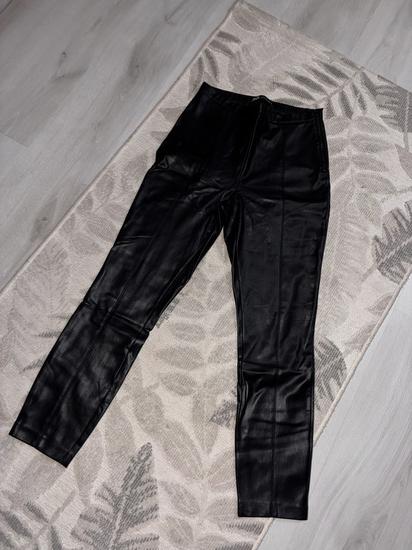 Zara kožne pantalone sa prorezom na nozi