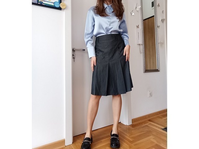 Preslatka siva suknja dubok struk