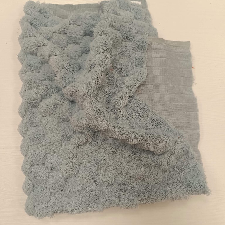 Parče minky saće šara sivo plavi 50×73