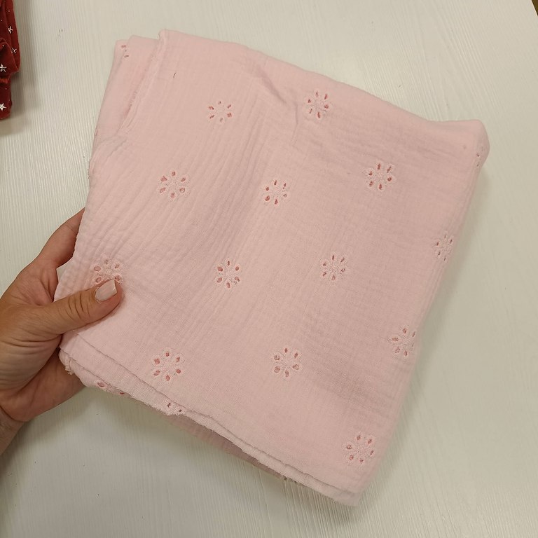 Parče pamuk dupla gaza roze sa vezenim cvetom 100×110