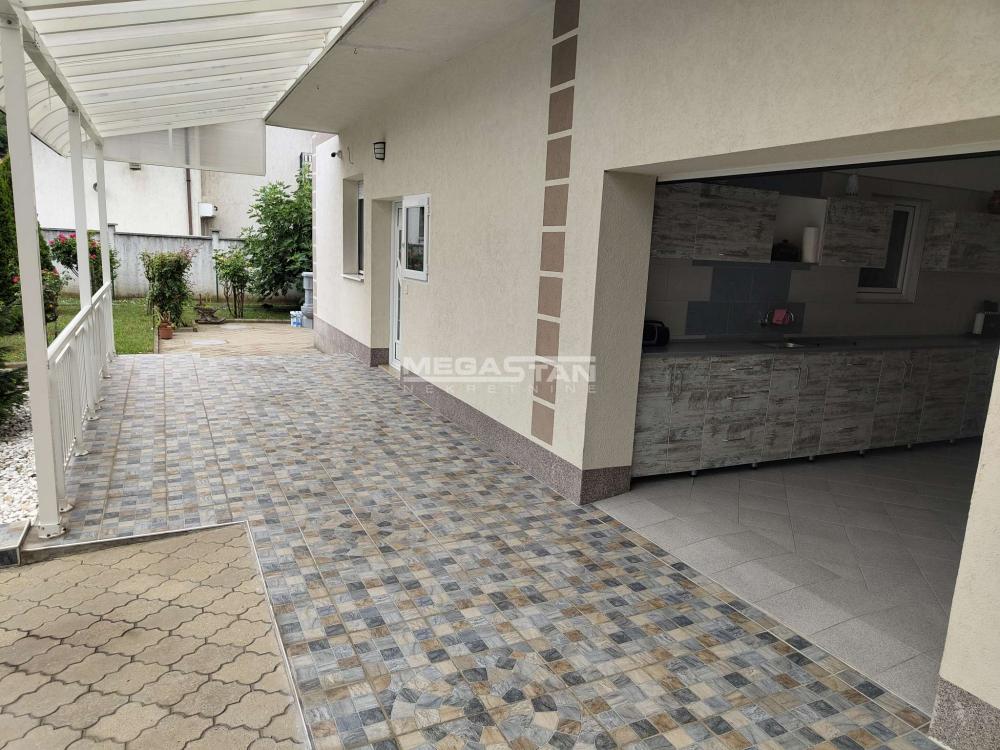 Leštane, 280m2, 7ari i poslovni prostor
420.000 €