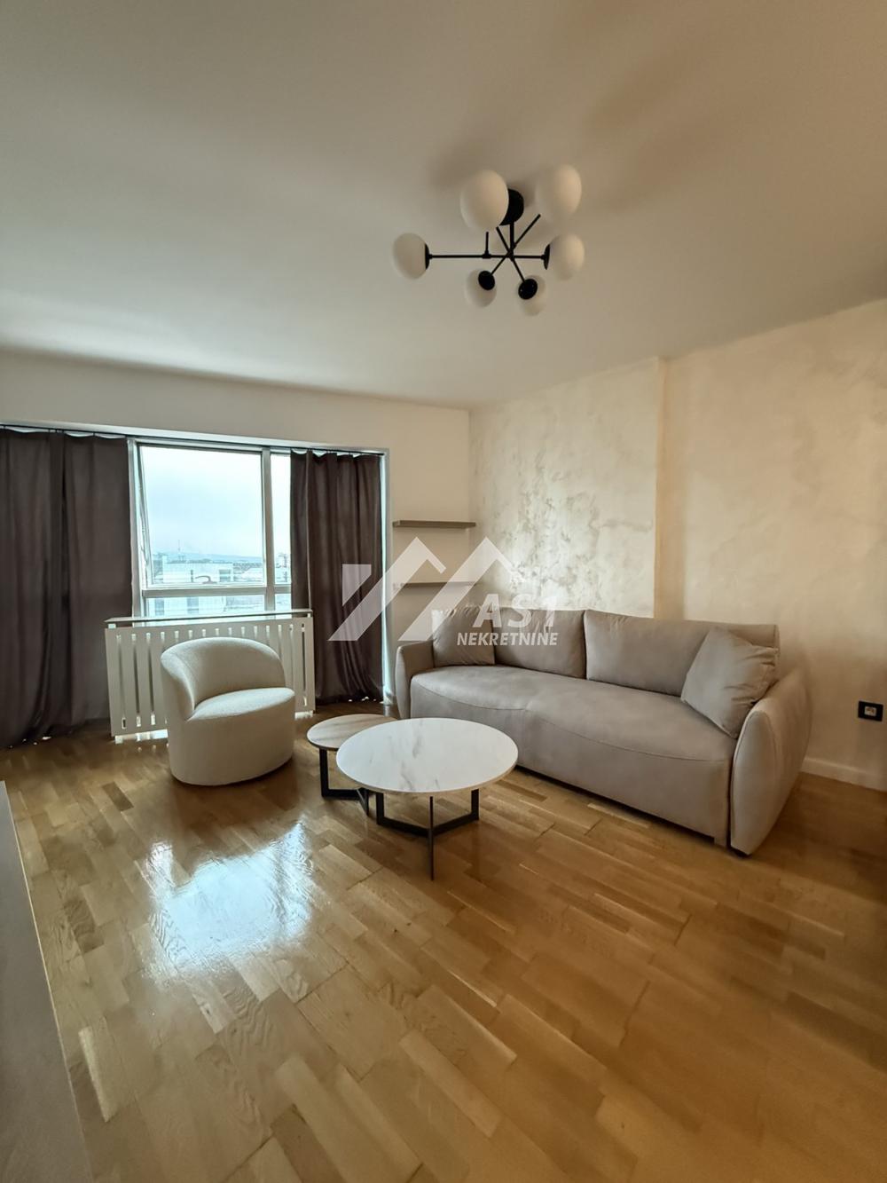 Izdajem LUX četvorosoban komforan stan u Centru u Novijoj zgradi !!! ID#7401
1.200 €