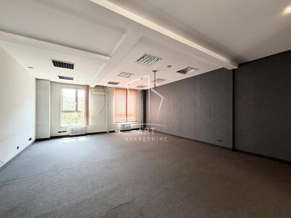 Poslovni prostor na odličnoj lokaciji ID#15665
2.400 €