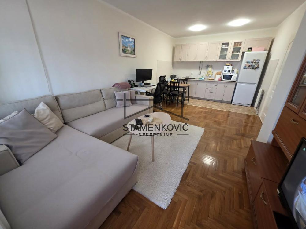 PRODAJE SE, ODLICAN, NAMEŠTEN DVOSOBAN STAN NA BULEVARU EVROPE! ID#7233
133.900 €