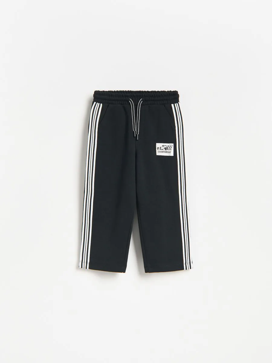 Sportske pantalone sa bočnom linijom
