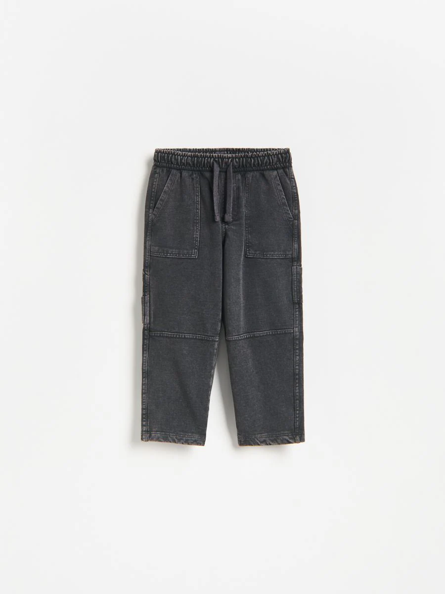 Jogger pantalone ispranog izgleda