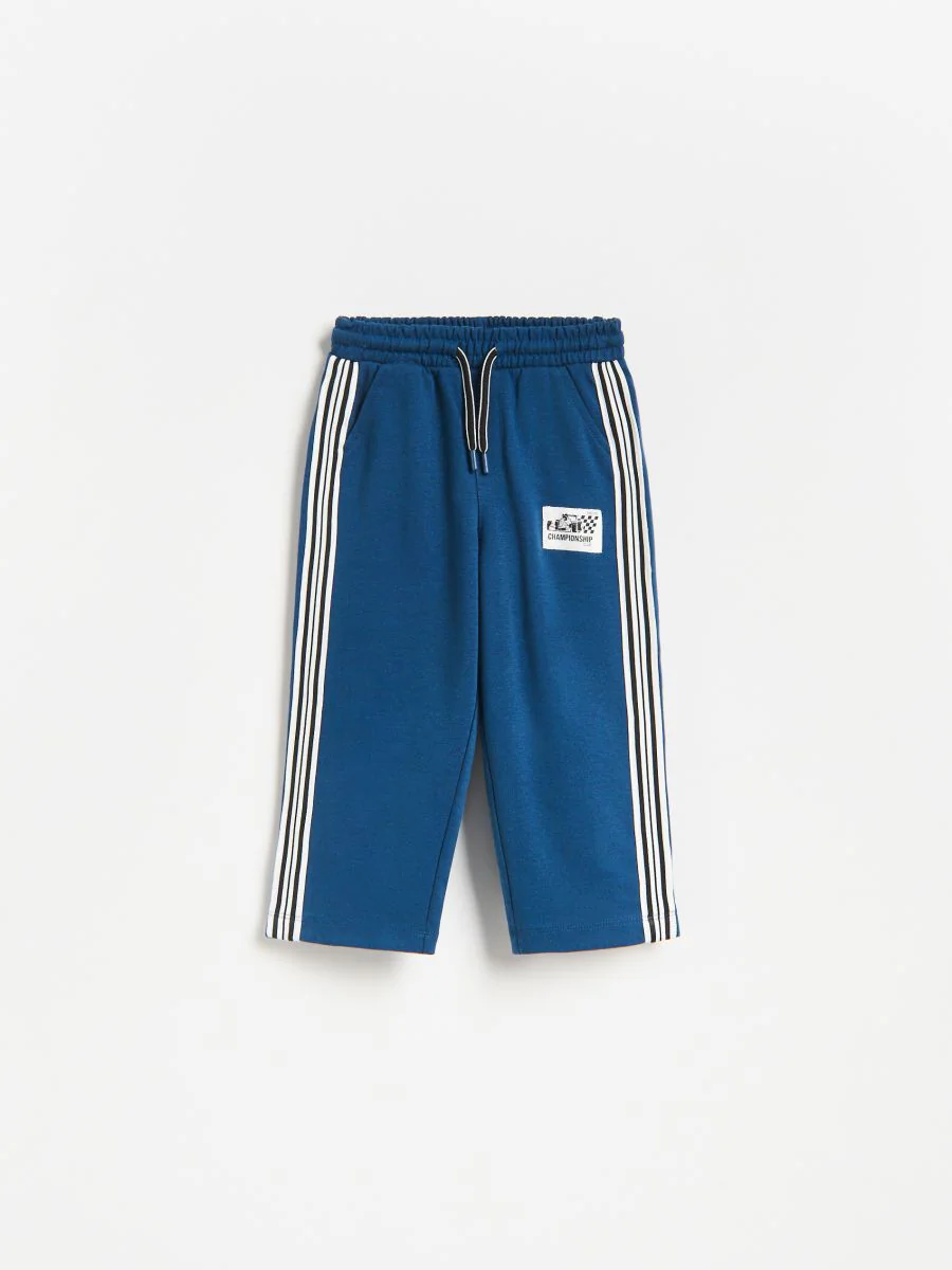 Sportske pantalone sa bočnom linijom