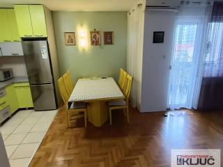 Trosobni stan novo, peti sprat, Novi Sad
