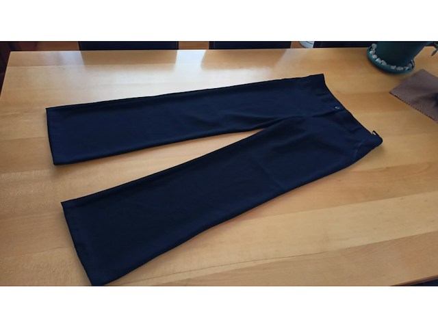 pantalone crne boje..kvalitetne..kao nove