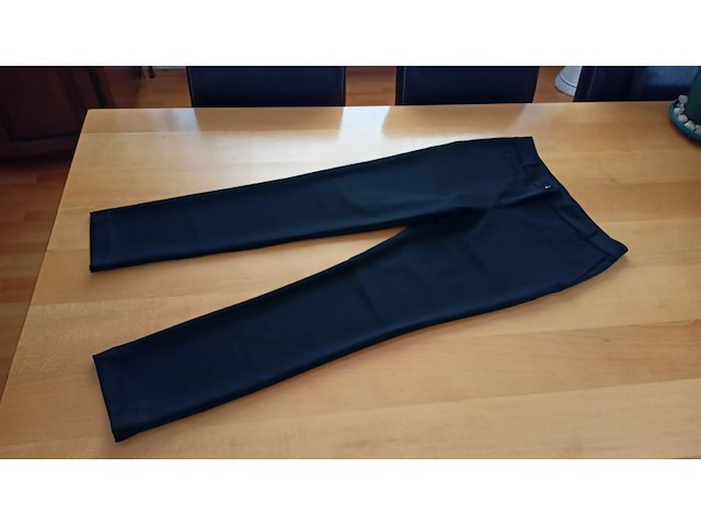 nove kvalitetne pantalone crne boje