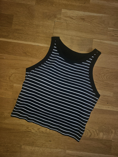 UNIQLO crop majica sa postavljenim korpama