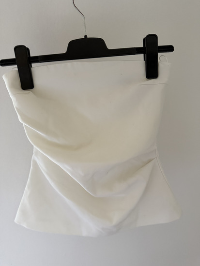 Rezervisano / ZARA beli crop top XS vel