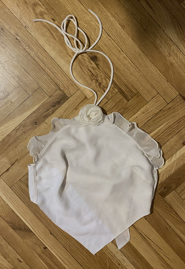 Bershka beli top sa ružom<3 novo