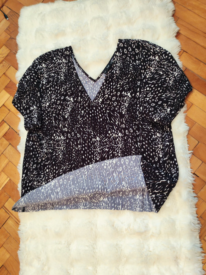 F&F plisirana crno-bela bluza, EU (46)