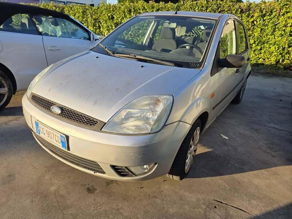 FORD FIESTA 2004. GOD. - KOMPLETAN AUTO U DELOVIMA | Molba za