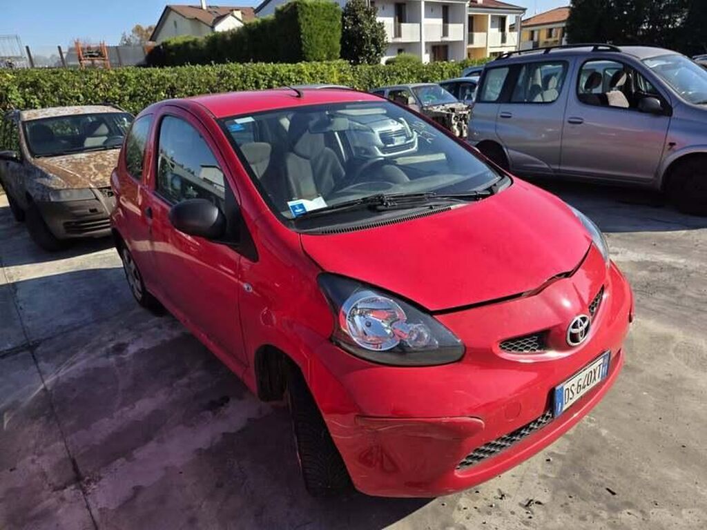 TOYOTA AYGO 2010. GOD. - KOMPLETAN AUTO U DELOVIMA | Molba za