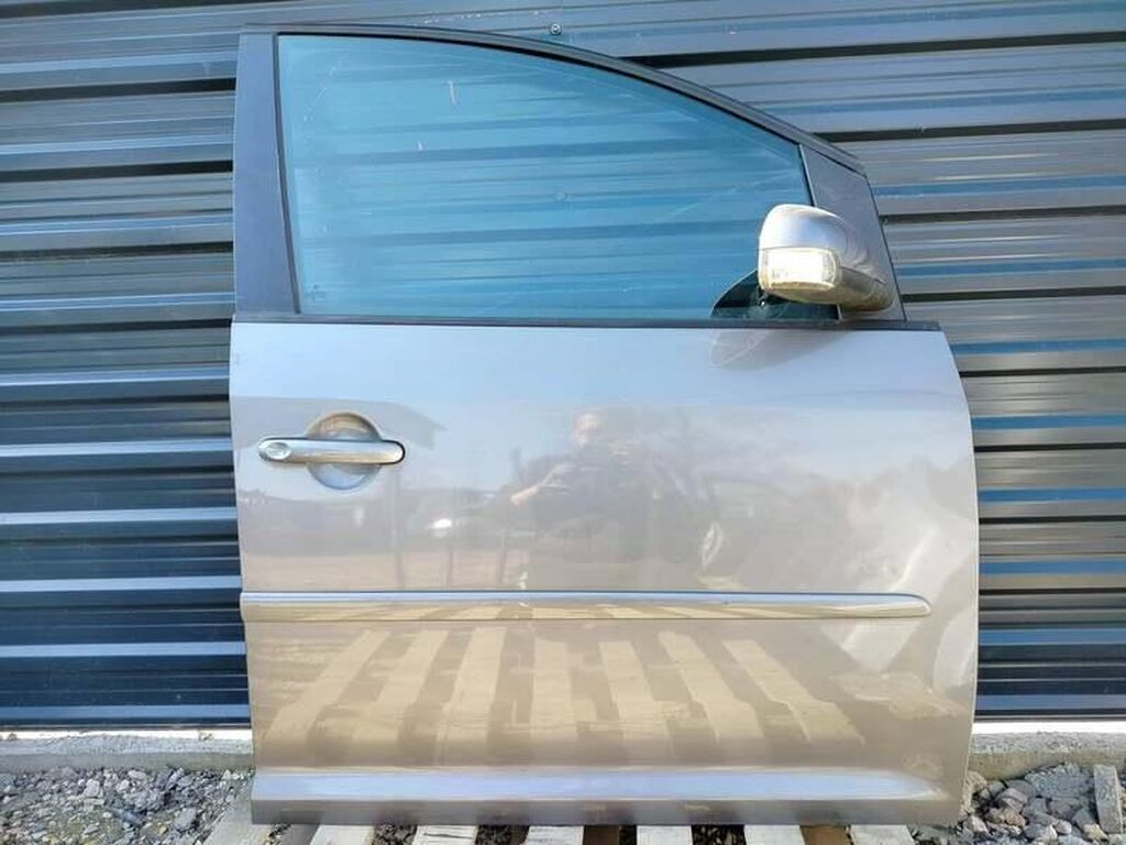 PREDNJA DESNA VRATA ZA VOLKSWAGEN TOURAN OD 2006. DO 2010. GOD. |