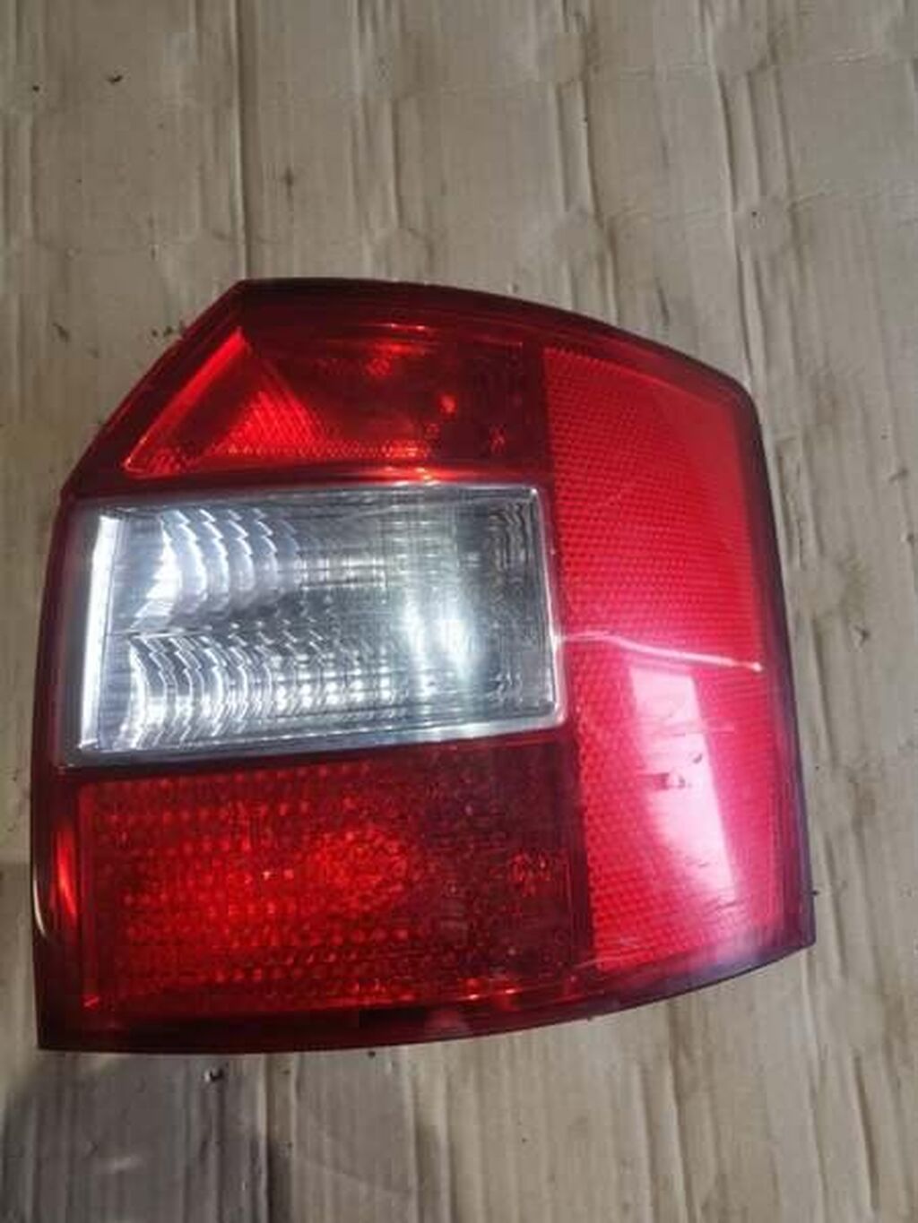 STOP SVETLO DESNO KARAVAN ZA AUDI A4 OD 2000. DO 2004. GOD. | Stop