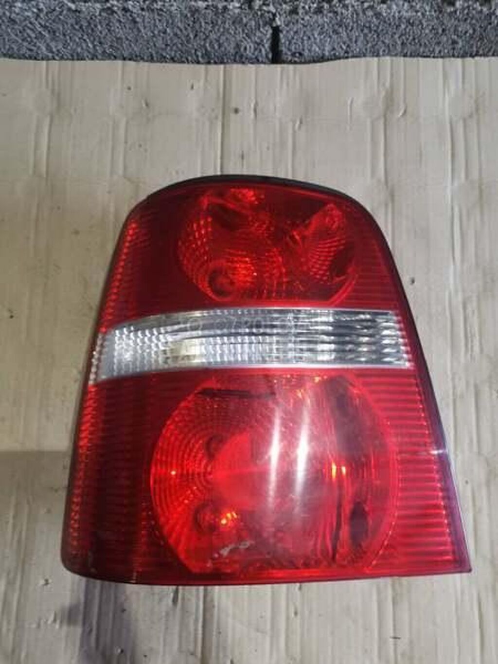 STOP SVETLO LEVO ZA VOLKSWAGEN TOURAN OD 2003. DO 2010. GOD. | Stop