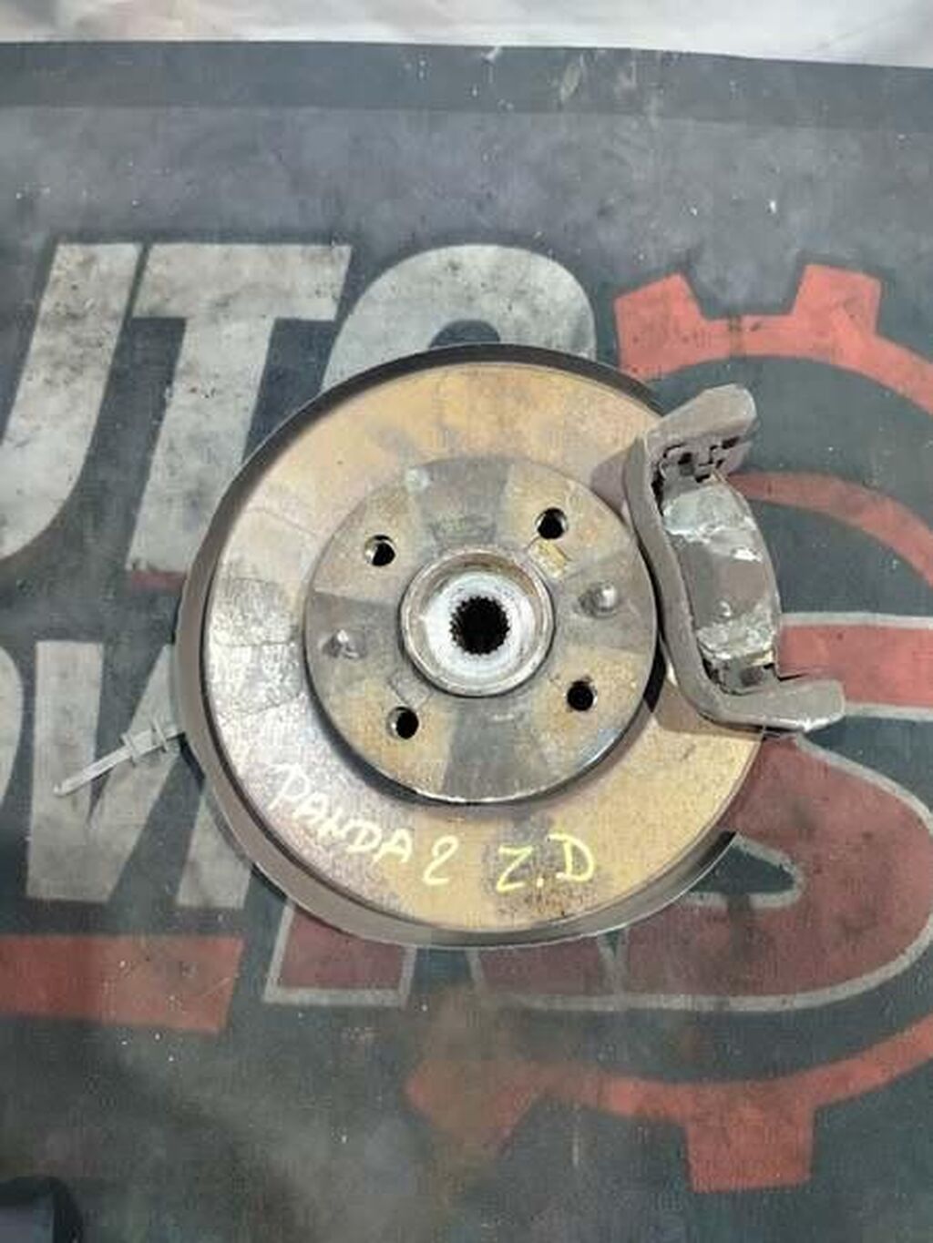 ZADNJI DESNI KOČIONI DISK SA GLAVČINOM ZA FIAT PANDA OD 2003. DO 2012