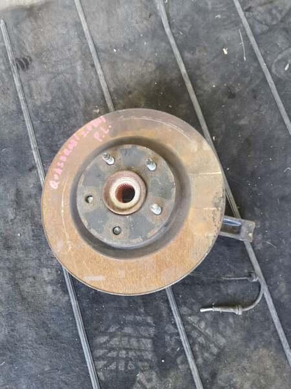 PREDNJI LEVI DISK SA GLAVČINOM ZA NISSAN QASHQAI OD 2007. DO 2013