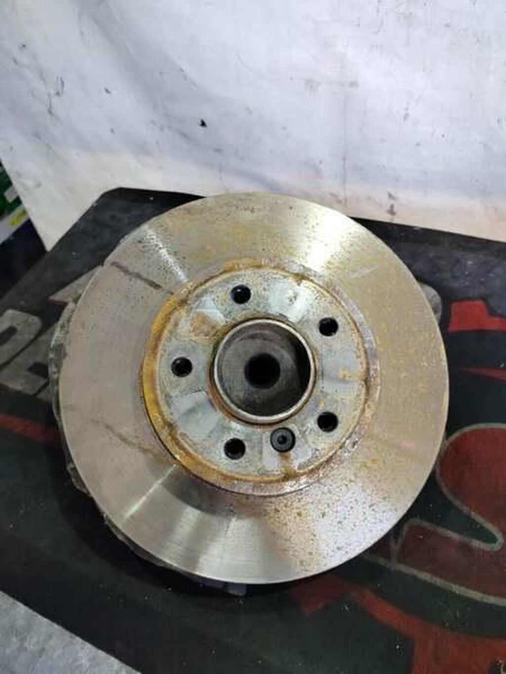 PREDNJI LEVI KOCIONI DISK SA GLAVCINOM ZA BMW 520 OD 2007. DO 2010