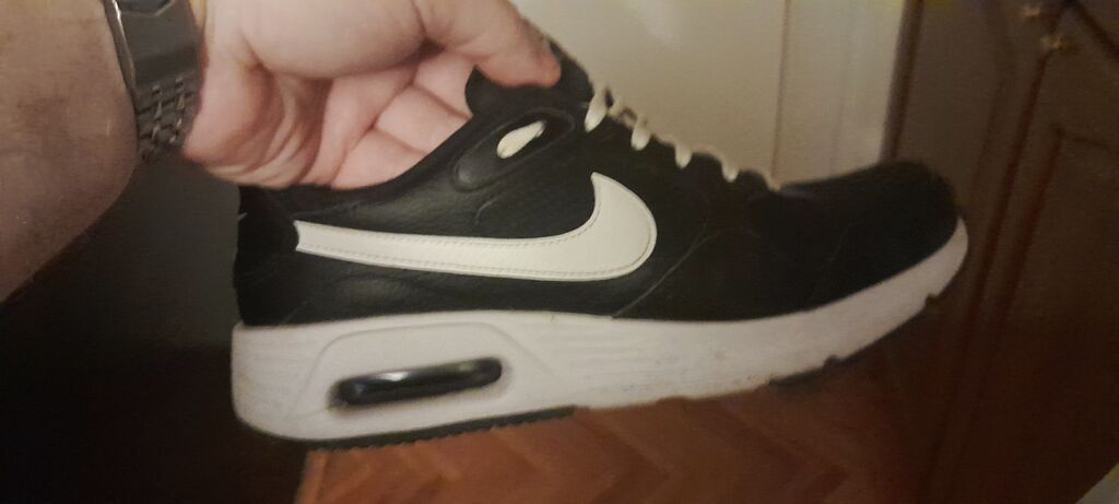 Muške patike Nike Air – crno‑bele - Model sa vidljivim Air jastukom u