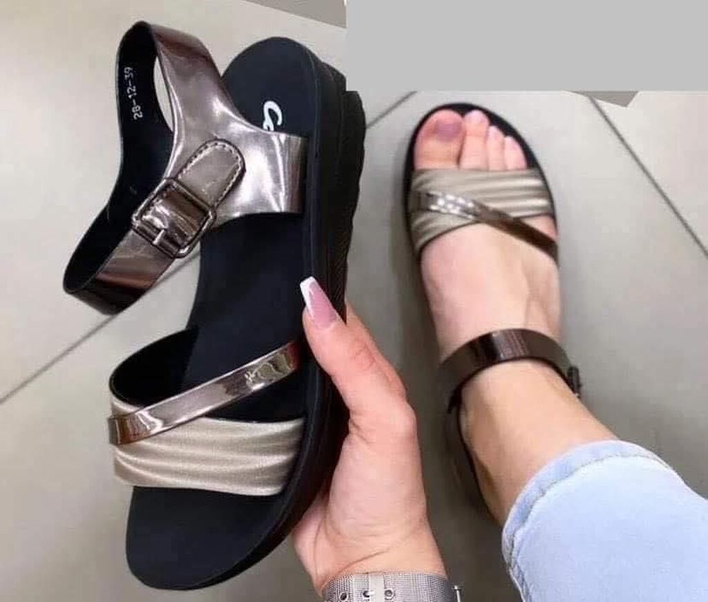 Ženske sandale sa niskom platformom i sjajnim metalik kaiševima
