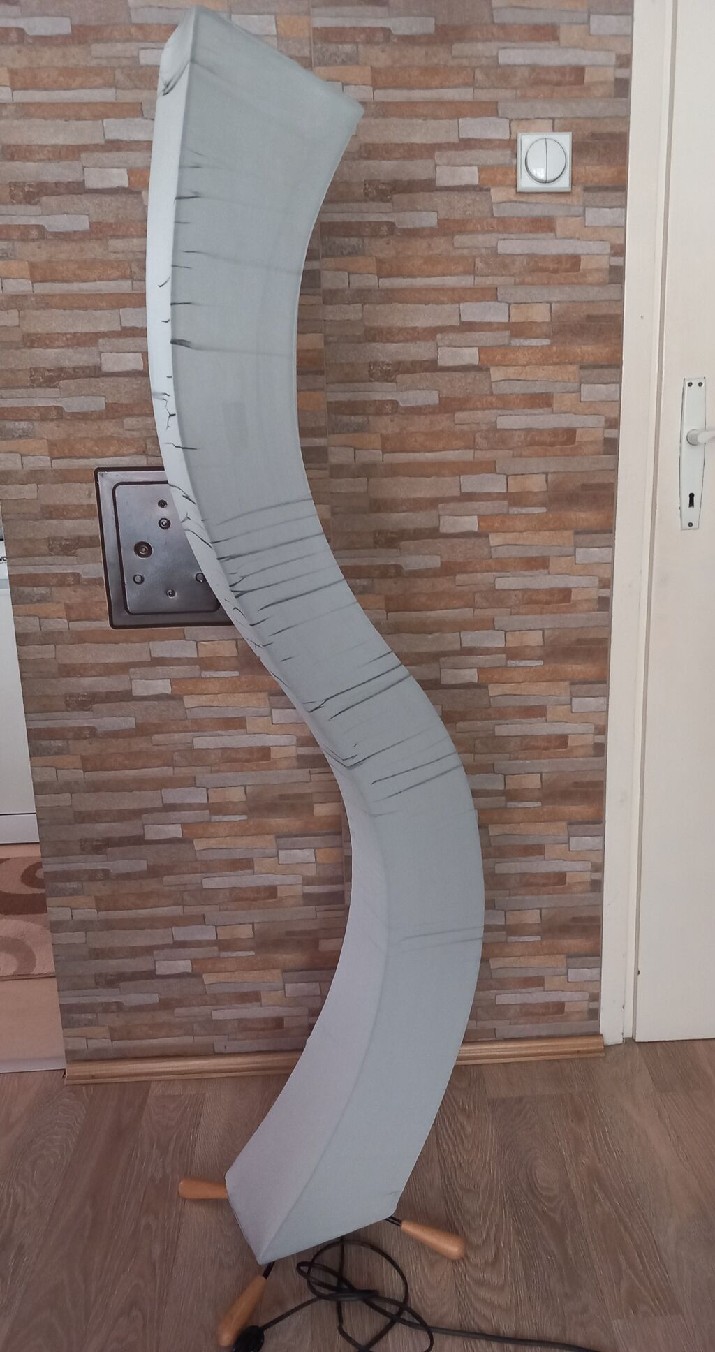 Podna lampa visine 154cm,metalna konstrukcija,2 lampe,drveni