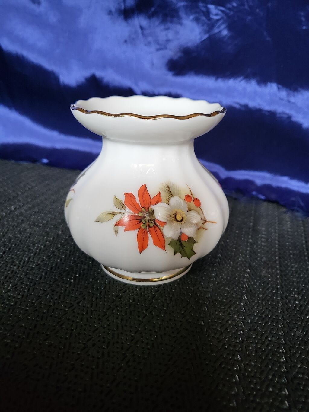 Svecnjak nov,vintaz porcelanski. Nov svecnjak,sve na njemu odsjaj od