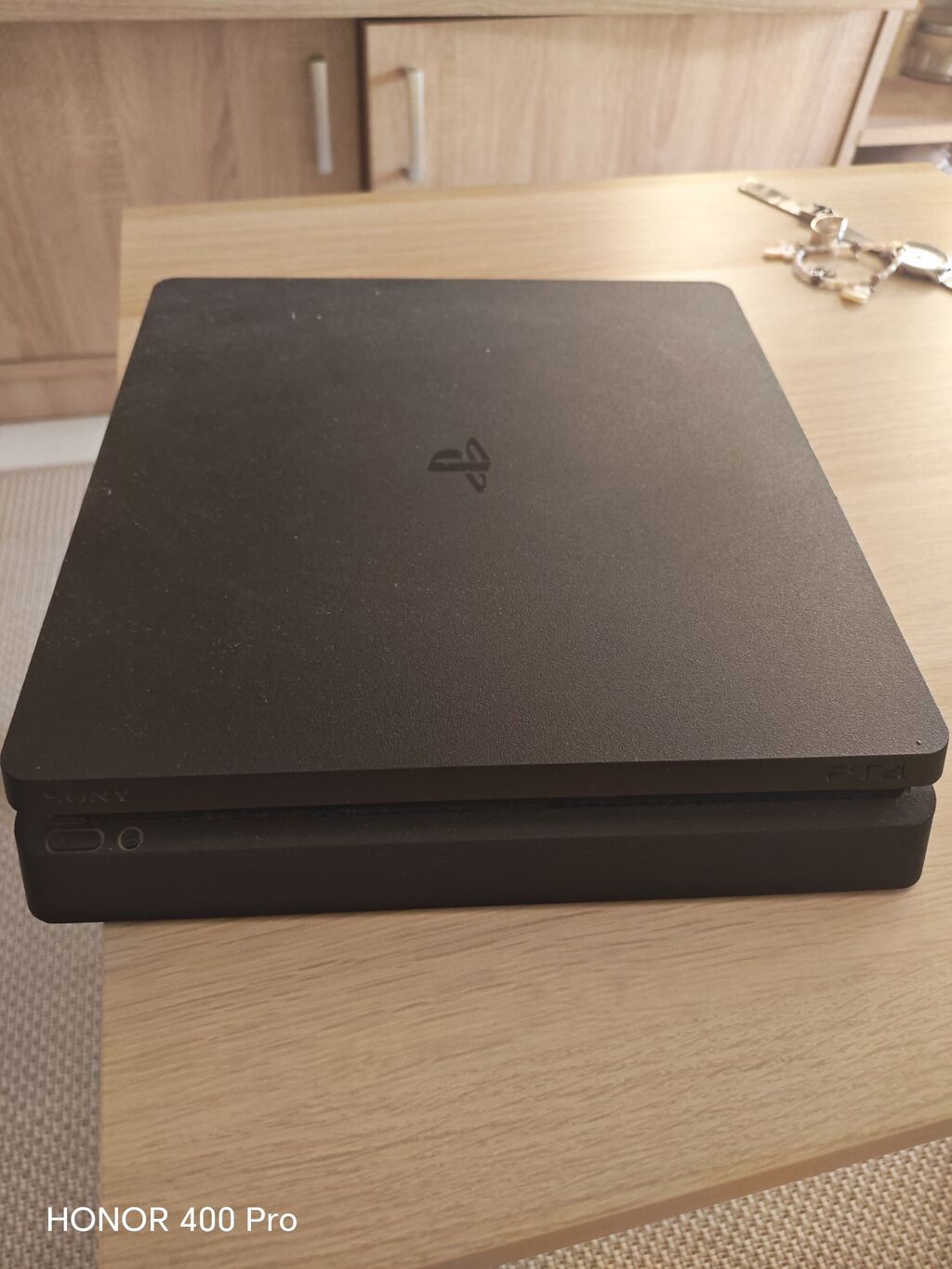 Sony PlayStation 4 Slim konzola (crna) - Model: PS4 Slim - Disk