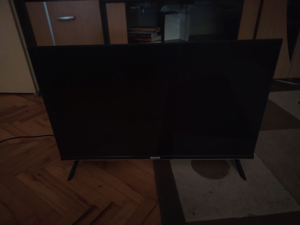 LED televizor sa daljinskim upravljačem. Maltene nov ali polomljen