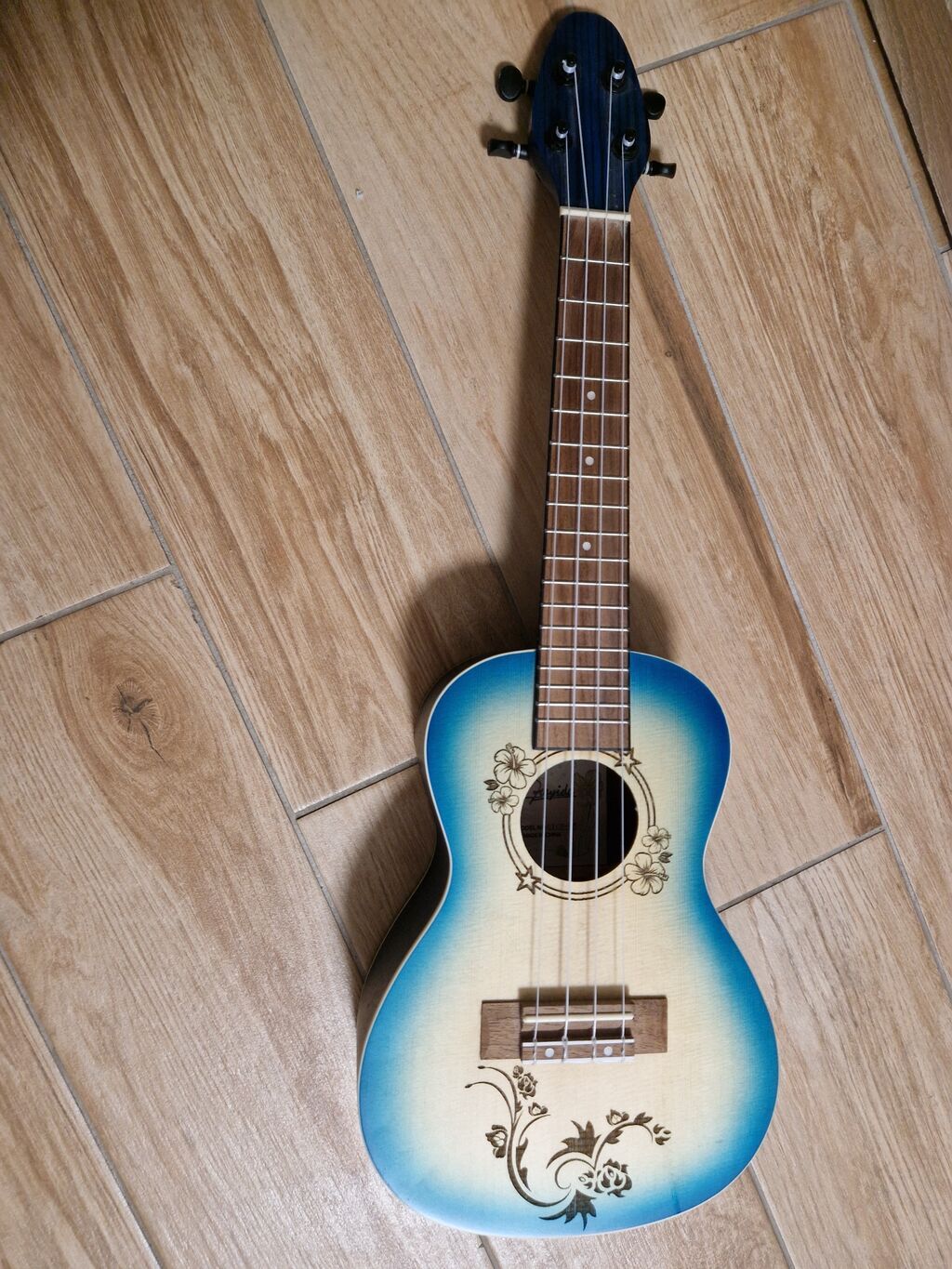 Ukulele soprano veličine sa 4 žice, idealan za početnike i putnike