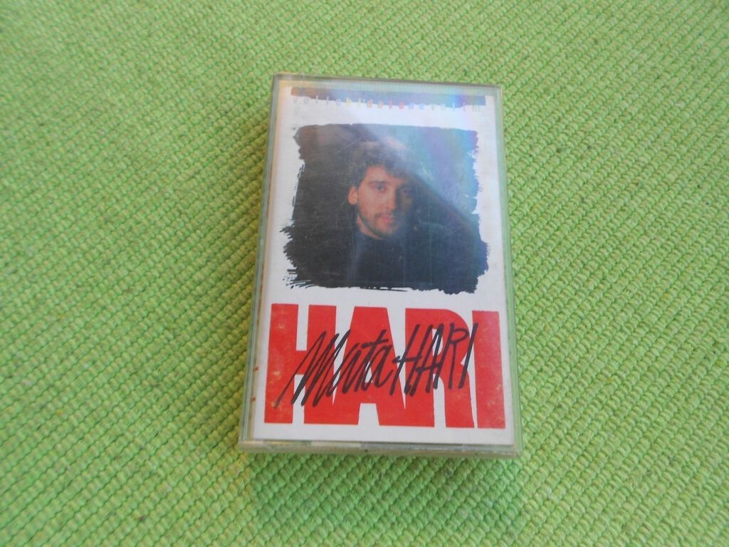 Prodajem kasetu grupe Hari Mata Hari "Volio bi da te ne volim" iz
