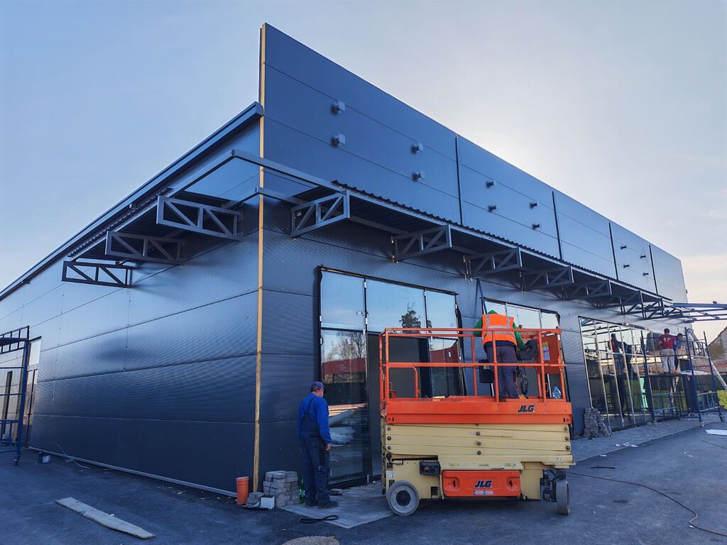 Industrijske i poslovne hale po meri – čelična konstrukcija + sendvič