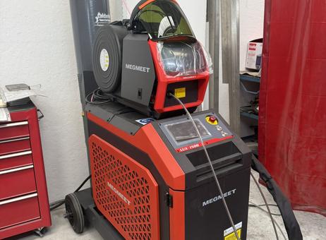 Професионални ручни ласерски заваривач MEGMEET LUX-1500 (Снага 1500W). Модел изузетних перформанси за машинску столарију и обраду лимова, дистрибуиран и подржан у Италији од стране GIMAF S.r.l.