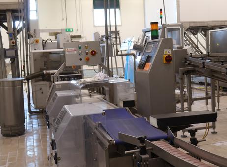 Horizontalna i vertikalna linija za pakovanje sa tri tacne za proizvode u kartonskim kutijama – Sealed Air – ULMA TFS/TFE