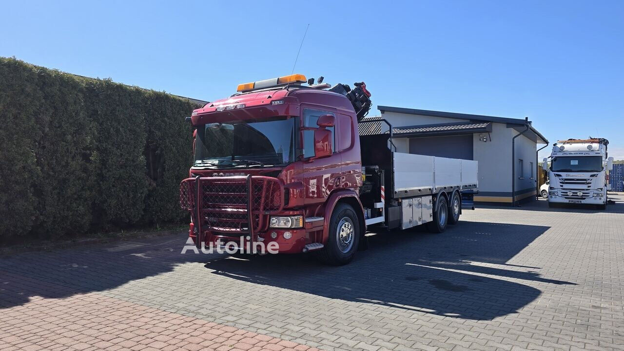 Scania P410 flatbed truck + Crane kamion s ravnom platformom