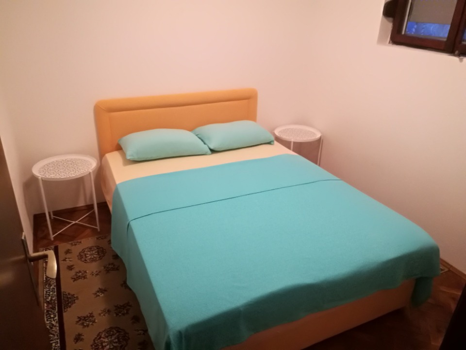 Šušanj-Bar. Izdajem 2 apartmana po 70 m²