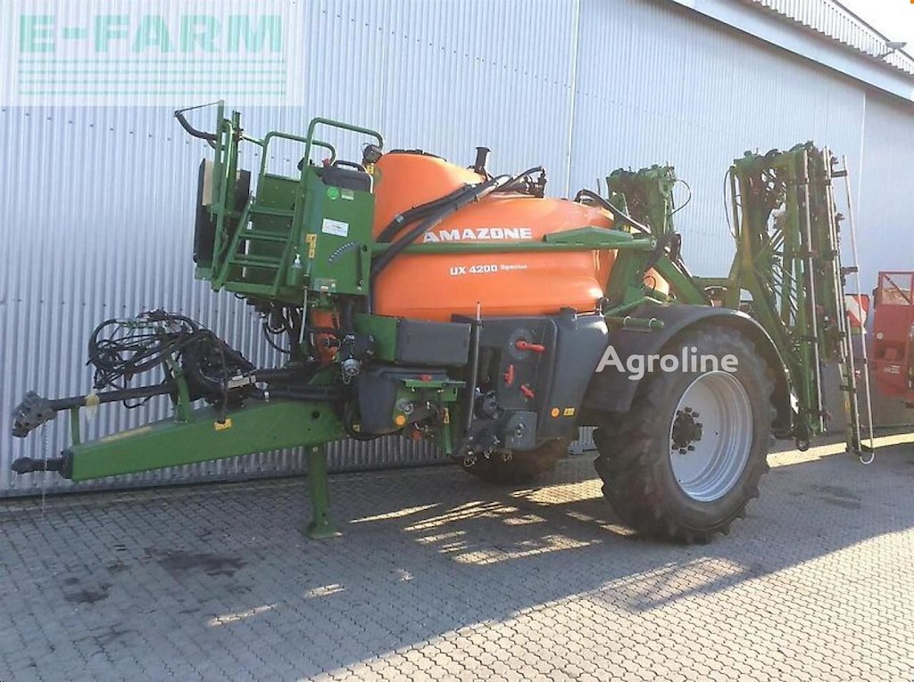 Amazone ux 4200 special vučena prskalica