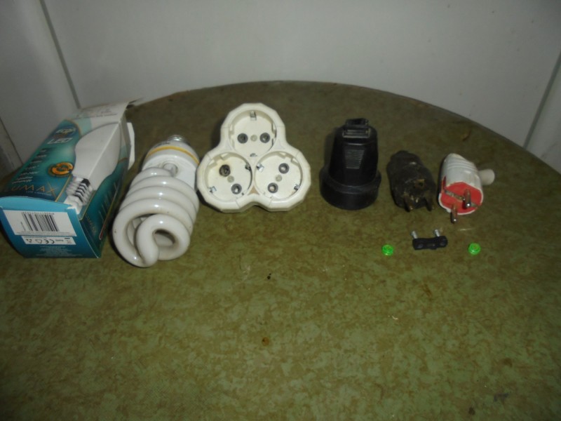 LOT ELEKTROMATERIJALA