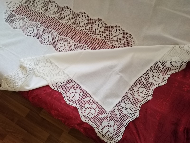 Sniženo jul-Stolnjak sa heklanim detalj 182x129