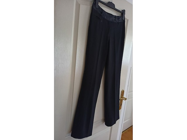 pantalone crne boje ravnih nogavica...kvalitet top