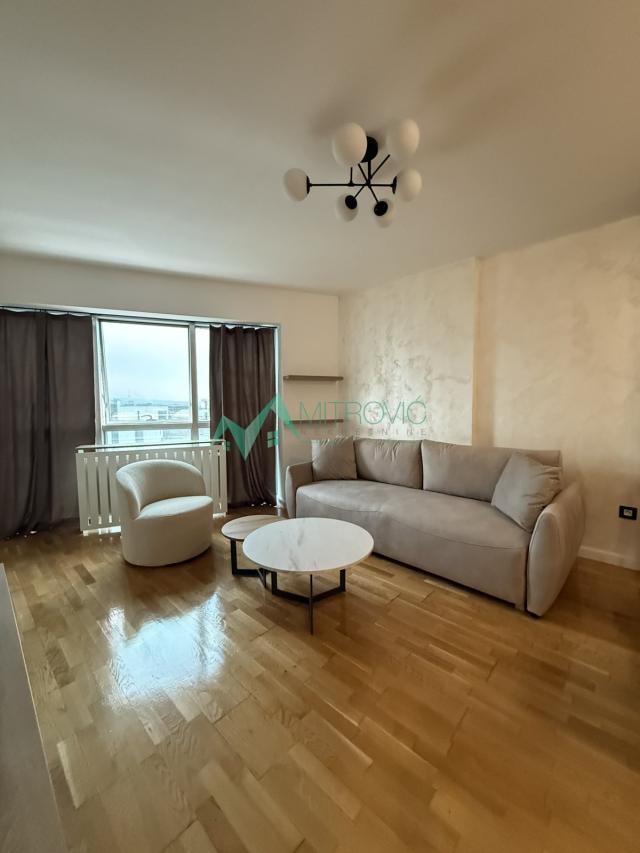 Izdavanje, Stan, 93m2 , Centar