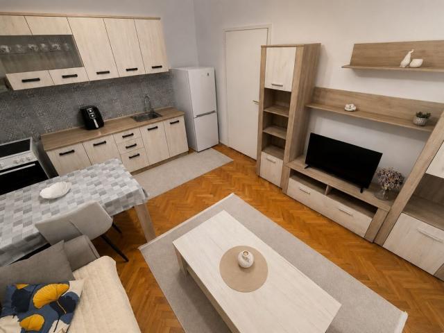 jednoiposoban - Detelinara - uknjižen - 82.400evra