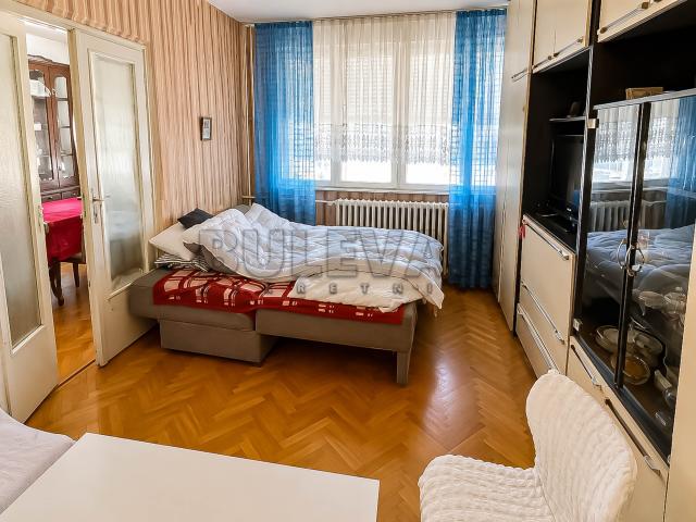 U ponudi stan 53m2, prvi sprat, kod Pravnog fakulteta
