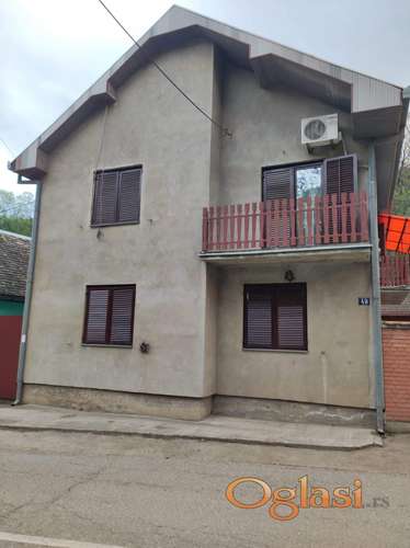 Izdaje se kompletno namešten trosoban stan od 90 m² u Sremskim Karlovcima