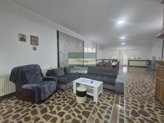 Impozantna porodična kuća od 450 m² na placu od 10,3 ari – Vinorača, Jagodina