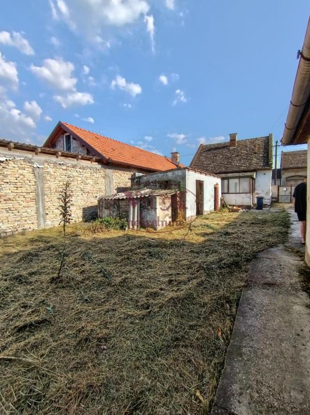 Srbobran, Dve kuće na lepom većem placu u centru