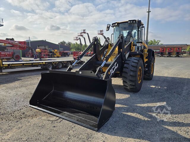 Utovarivač
JCB 437 HT SHL